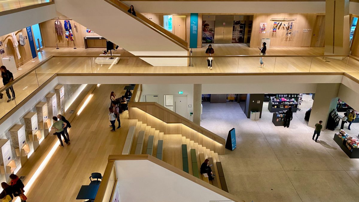 Crowd Simulation with Artificial Intelligence – Amusement Logic