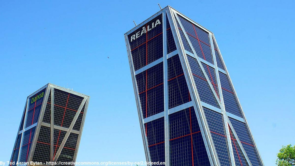 Architecture with sloping columns – Amusement Logic