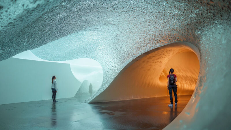 A sensorial interior design of liquid shapes