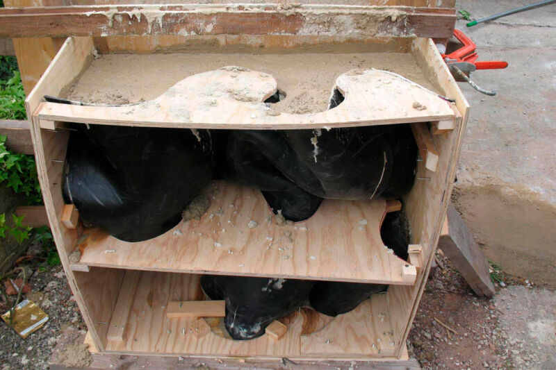 Construction with textile formwork